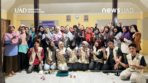 Kurangi Dampak Negatif Limbah Minyak Jelantah, KKN UAD Gelar Sosialisasi Pembuatan Lilin ...